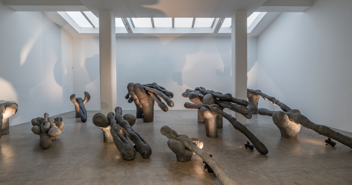 A Late Feminist Sculptor Who Plumbed the History of Human Migration ...